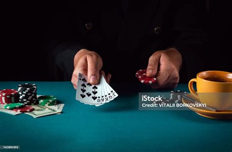 행운의 요새 플레이어의 손에 승리 로얄 플러시 포커 조합과 카드 놀이 카지노에서의 성공 또는 행운 게이머에 대한 스톡 사진 및 기타 이미지 Istock