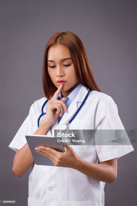 아시아 여자 의사 사고 와 직장에서 스마트 컴퓨터 태블릿을 사용 하 여 기술 약물 병원에서 Ai 첨단 기술 의사와 약물의 개념