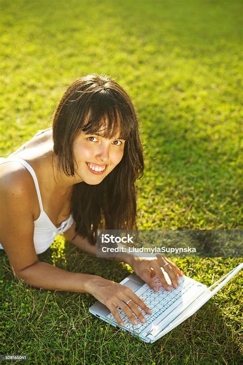 여자 사용하여 자신의 노트북 터치스크린을 사용하는 두 아이 공부에 대한 스톡 사진 및 기타 이미지 공부 공원 교육 Istock