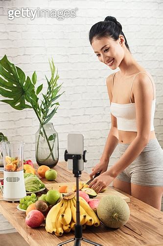 사진 여성 여름 바디라인 날씬함 의료성형뷰티 주제 뷰티 다이어트 건강관리 1인미디어 사회이슈 이미지 Vs12053595 게티이미지뱅크