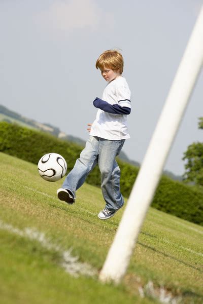 축구를 하는 어린 소년 무료 사진 다운로드 Freeimages