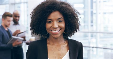 비즈니스 초상화 및 B2b 협업 금융 회의 및 기업 자부심을 위해 사무실에서 미소를 짓는 여성 직업 계획 또는 회사에 대한 자신감을 가진 전문가 직원 및 팀 우리에 대해