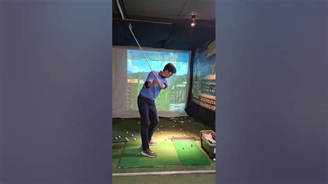 헤드를 열어놓고 수평으로 지나갑니다수평으로 지나가는 클럽에 중력이 작용하면 아래로 떨어지고 그 떨어지는 클럽의 페이스를 유지하면서 공으로 가기 위해서는 헤드를 계속