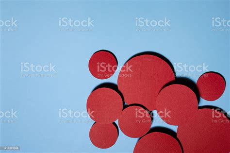 다른 빨간색 질감의 원은 파란색 배경에 떼 모양으로 치솟고 텍스트를위한 복사 공간이있는 장식용 테두리 단순한 최소 스타일의 다채로운 추상적 인 배경 개념에 대한 스톡 사진