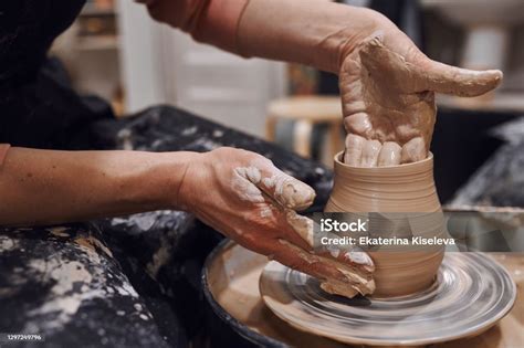 도자기 작업장에서 점토 물건을 만드는 도공 바퀴에서 일하는 여성들 수제 디자인 아트 공예에 대한 스톡 사진 및 기타 이미지 공예 그릇 기술 Istock