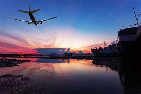 상업 비행기 극적인 일몰 또는 일출 하늘과 빛을 배경으로 구름 위의 비행 관광에 대한 스톡 사진 및 기타 이미지 관광 기업 재무와 산업 날기 Istock