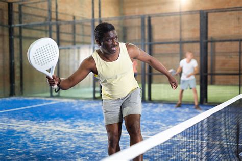 코트에서 공을 칠 준비를 하는 아프리카계 미국인 패들 테니스 선수 30 34세에 대한 스톡 사진 및 기타 이미지 30 34세 35 39세 45 49세 Istock