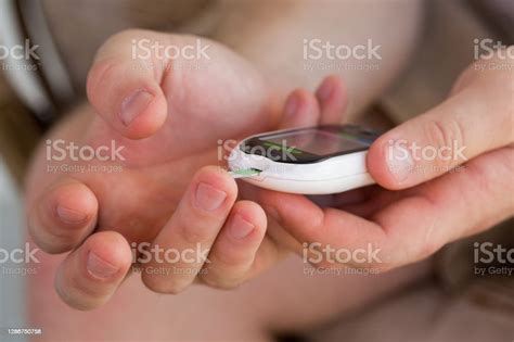 의학 당뇨병 의학 및 사람들 개념 혈액 포도당 계측기와 집에서 혈당을 확인하는 테스트 스트립을 가진 남자의 클로즈업 당뇨병의 날 11월 14일 감시에 대한 스톡 사진 및