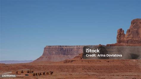 모뉴먼트 밸리 의 광활한 사막 풍경 속에 자리한 외딴 오두막 고립 여행 모험 및 아메리카 원주민 유산의 개념 0명에 대한 스톡