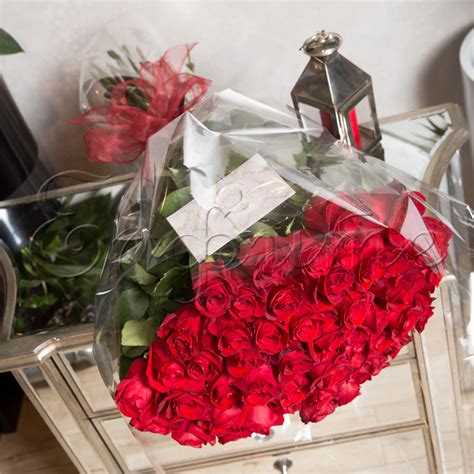 Имаш поща 51 червени рози