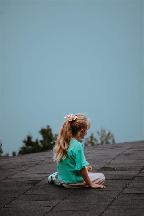 경치가 좋은 고독 고요한 고요함 금발 낮 녹색 셔츠 뒷모습 레저 맑은 하늘 머리 활 반사 부드러운 빛 사색 중인 소녀 수심에 잠긴 순수 스카이