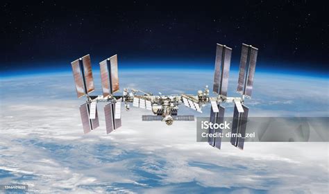 지구 행성 궤도에 국제 우주 정거장 우주에서 볼 수 있습니다 Iss 구름과 푸른 하늘지구 Nasa가 제공하는 이 이미지의 요소 국제 우주 정거장에 대한 스톡 사진 및 기타