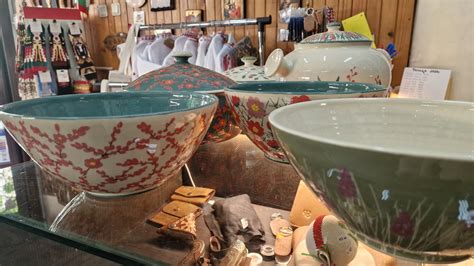 Български дюкян традиционни български сувенири и подаръци Единични бройки ръчно изплетени