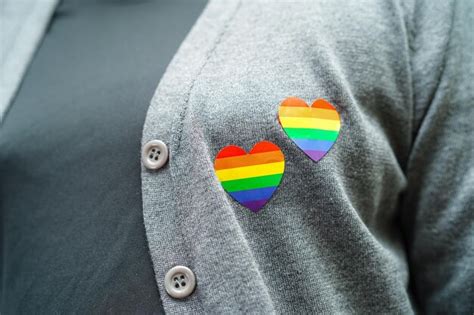 6월에 무지개 깃발 Lgbt 상징 권리와 성 평등 Lgbt 프라이드의 달을 가진 아시아 여성 프리미엄 사진