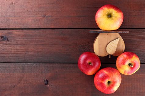 오렌지와 붉은 사과 어두운 갈색 나무 배경에 나무판에 오렌지의 반쪽의 과일 공간에 복사 합니다 감귤 류의 과일 및 채식 아침 식사에 대 한 사과 0명에 대한 스톡 사진 및