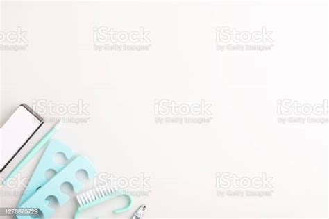 흰색 배경에 파란색집에서 매니큐어와 페디큐어도구 핀셋 파일 및 브러시로 여성의 손톱을 전문적으로 관리하십시오 최소 복사 공간 배경 0명에 대한 스톡 사진 및 기타 이미지