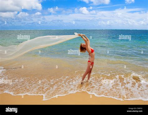 Schöne Rothaarige Frau Im Roten Bikini Und Chiffon Am Rand Des Wassers