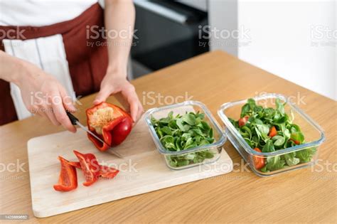 여자는 부엌에서 상추와 피망으로 신선한 샐러드를 준비합니다 용기 제작물에 대한 스톡 사진 및 기타 이미지 용기 제작물 준비 부엌 Istock