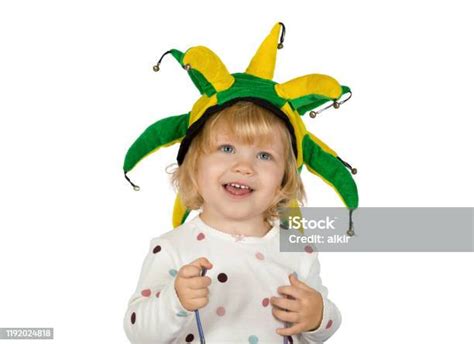 흰색 을 통해 광대의 모자에 작은 귀여운 금발 소녀의 초상화 감정에 대한 스톡 사진 및 기타 이미지 감정 귀여운 금발 머리 Istock