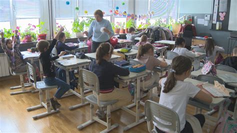 Учениците от 2 3 и 4 клас също ще могат да получат еднократна финансова помощ По света и у