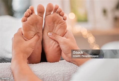 스파 발 및 마사지로 침대에서 휴식 건강 및 건강 고급 스러움 및 물리 치료 건강 발 마사지 및 건강한 바디 케어 치료를위한 전문가 발 문지름 및 서비스 발 마사지 대체