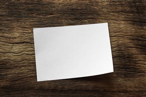 빈 초상화 모형 종이입니다 소책자 잡지 갈색 나무 테이블 변하기 쉬워 배경에 고립 된 나무에 흰 종이 절연 0명에 대한 스톡 사진 및 기타 이미지 Istock