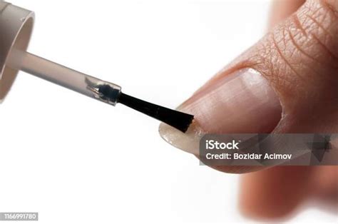 흰색 배경에 고립 된 매니큐어를 Proces 무색 매니큐어 손과 매니큐어 린스에 대한 스톡 사진 및 기타 이미지 린스 손톱 각질제거 Istock