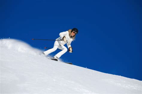 장년 여자대표 인공눈 스키어 스키타기 On 화창한 스키복 리조트 30 34세에 대한 스톡 사진 및 기타 이미지 30 34세 가루눈 검은색 Istock