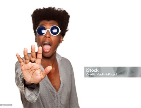 아프리카 미국 잘생긴 젊은 남자 유행 Hipster 소리에 고립 된 흰색 배경 무서 워 사람들이 감정 개념 그만해 손짓에 대한 스톡 사진 및 기타 이미지 Istock