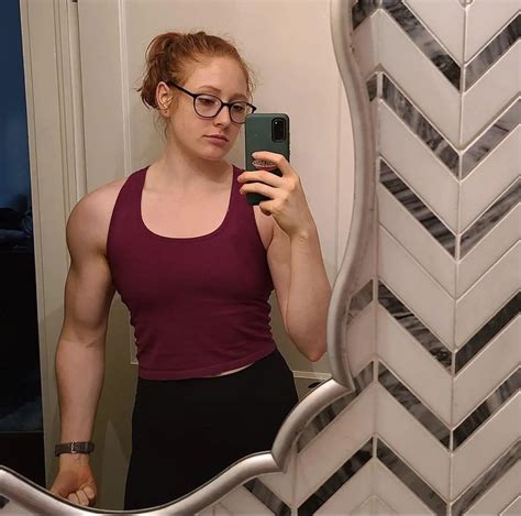 Julia Delo Scrolller