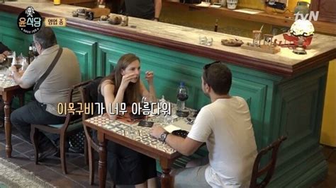 서빙 알바가 잘생기면 일어나는 일 유머움짤이슈 에펨코리아