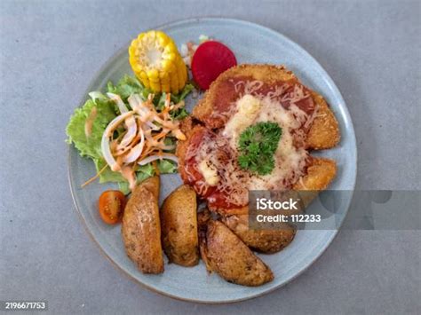 빵가루 입힌 닭고기 토마토 소스 치즈 샐러드 감자 옥수수를 곁들인 맛있는 치킨 토마토 모짜렐라 음식 메뉴 평면도 0명에 대한 스톡 사진 및 기타 이미지 Istock