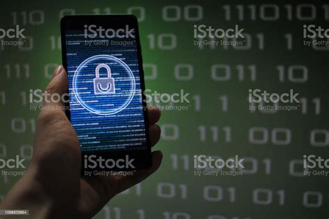 데이터 흐름의 흐름에서 보호 보안 및 백그라운드에서 녹색 이진 코드 컴퓨터 데이터를 상징 하는 자물쇠 아이콘 휴대 전화를 들고 손입니다 가상현실에 대한 스톡 사진 및 기타