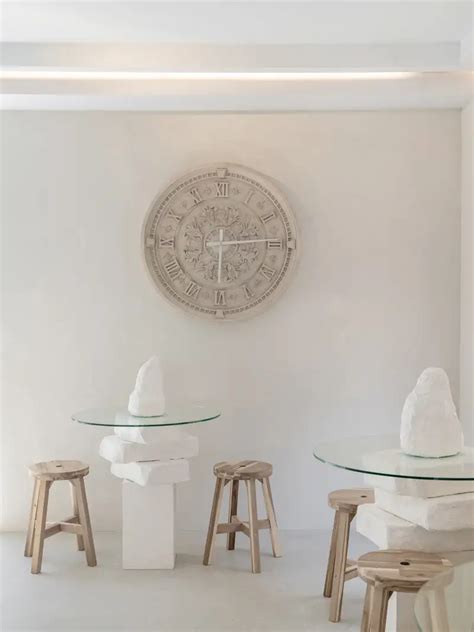 깨끗한 화이트톤 모던 앤틱 컨셉으로 꾸민 30평 브런치 카페 인테리어 강남구 신사동