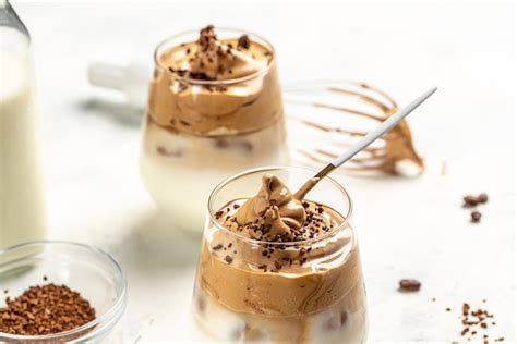 달고나 커피 레시피 인기 있는 한국 음료 라떼 인스턴트 커피 배너 메뉴 레시피 장소 프리미엄 사진