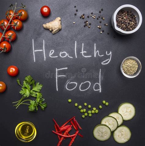 Овощи концепции различные травы и специи на черной предпосылке с верхней частью предпосылки
