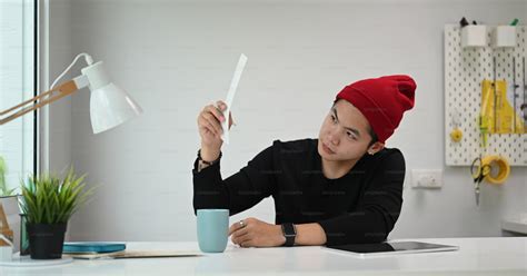 사려 깊은 젊은 매력적인 디자이너 남자가 창의적인 직장에서 선택 색칠을 위한 견본 샘플 차트를 들고 있습니다 사진 Unsplash의 사진술 이미지