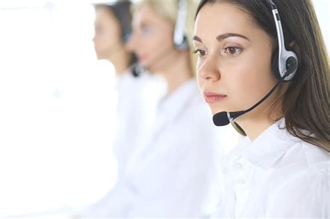 직장에서 콜 센터 운영자의 그룹입니다 헤드셋에서 아름 다운 비즈니스 여자에 초점 3 명에 대한 스톡 사진 및 기타 이미지 3 명 It 지원 고객 서비스 담당자