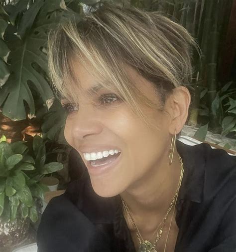 “행복한 토요일”…유명 여배우 발코니서 알몸으로 와인 즐겨