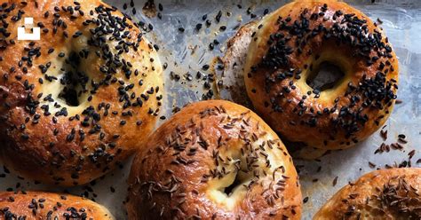 흰색과 파란색 세라믹 접시에 갈색 도넛 사진 Unsplash의 무료 갈색 이미지