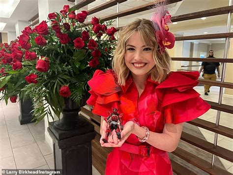 Anna Nicole Smiths Daughter Dannielynn 17 Is A Vision In Red Gown