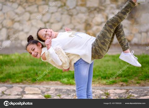 Two Young Girls Playing Game Together Sunny Day Best Friends — Stock