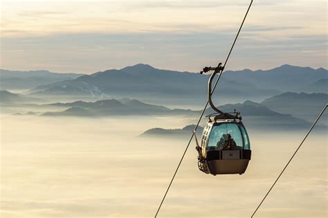 스키 리프트 케이블 부스 또는 차 로프 웨이 케이블 전송 시스템 밸리 배경에 안개로 스키어에 대 한 0명에 대한 스톡 사진 및 기타 이미지 Istock