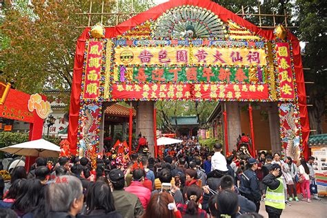 香港的黄大仙祠为什么每年春节都人满为患 上香