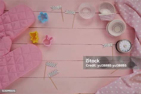 베리 컵 케이크베리 여름 베이킹 레시피 분홍색 나무 배경에 분홍색 톤의 체리 딸기 라즈베리 베리 및 베이킹 도구 0명에 대한 스톡 사진 및 기타 이미지 Istock