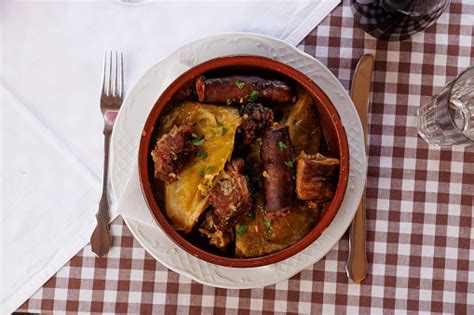 레스토랑 테이블에 소박한 그릇에서 소금에 절인 양배추와 함께 제공되는 훈제 소시지와 햄 호크 0명에 대한 스톡 사진 및 기타 이미지 Istock