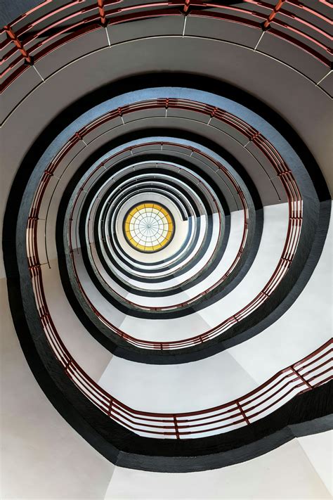 가벼운 건축 계단 계단 통 곡선 관념적인 기하학 기하학적 기하학적 모양 나선 나선형 나선형 계단 난간 니콘 달팽이 대칭 도시의 독일 둥근