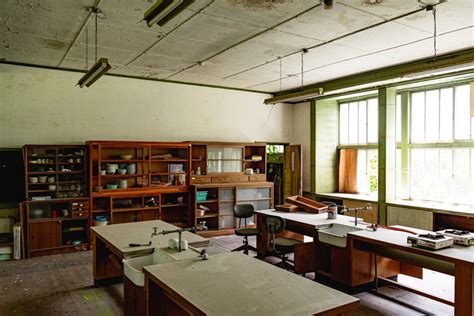 인구 감소로 폐교된 학교 과학실에서 발견한 해골 표본  포텐 터짐 최신순 에펨코리아