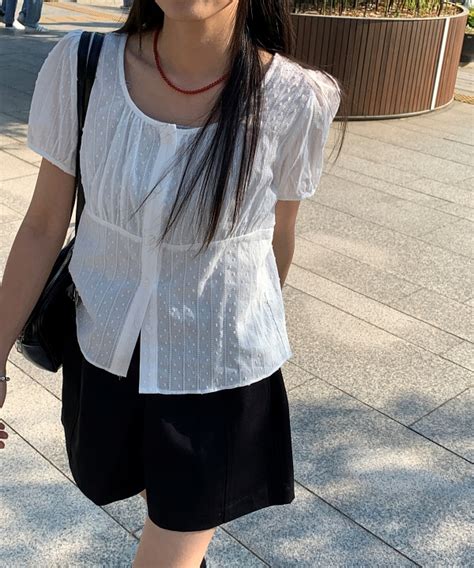 벚꽃룩🌸 시원러블리 갤러리 라운드넥 스퀘어넥 펀칭 레이스 반팔 여름 블라우스 여름하객룩 2 Color 만다린트리