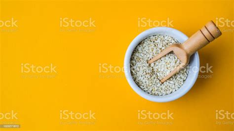 참깨를 곁들인 나무 숟가락은 노란 배경에 흰 박격포에 놓여 있습니다 건강한 식생활 케토 다이어트 알츠하이머병에 대한 스톡 사진 및 기타 이미지 Istock